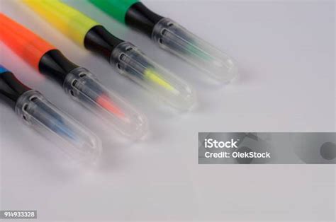 컬러 마커의 행 복사 공간 흰색 학교 책상에 투명 한 플라스틱 팁 브러쉬 4가지 개체에 대한 스톡 사진 및 기타 이미지 4가지 개체 개체 그룹 검은색 Istock