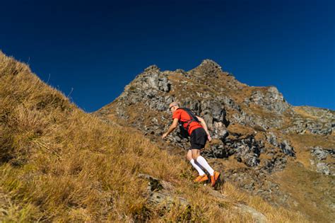 성숙한 성인 남자 크로스 컨트리 주자 에 가파른 지형 높은 에 산 크로스 컨트리 러닝에 대한 스톡 사진 및 기타 이미지 크로스 컨트리 러닝 가파른 건강한 생활방식