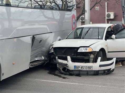 От последните минути Тежка катастрофа между автобус и кола на Оряховско шосе във Враца има