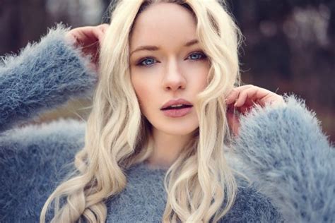 배경 화면 야외 여성 여자들 초상화 금발의 긴 머리 사진술 가수 곱슬 머리 유행 수분이 많은 입술 사람 수퍼 모델 소녀 아름다움 헤어 스타일