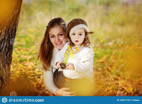 Mor Och Dotter I Fall Fotografering För Bildbyråer Bild Av Flicka 162671191