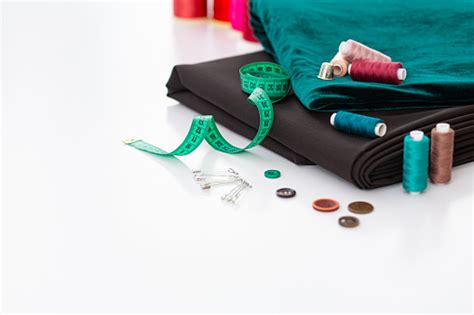 바느질 배경 흰색 배경에 맞춤 도구 세트입니다 봉 제 액세서리 가위 실 바늘 핀 천 버튼 테이프 측정 재봉사의 직장 복사 공간이 있는 맨 위 보기 가위에 대한 스톡 사진 및