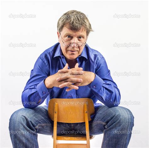 Hombre Se Sienta En Una Peque A Silla De Madera Y Posa