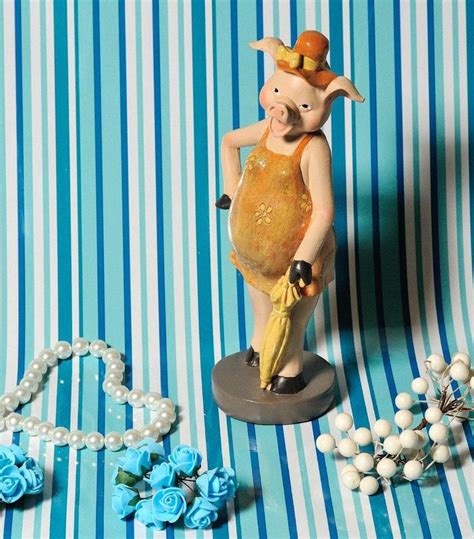 Декоративна статуетка свинка з парасолькою охра — ціна 304 грн у каталозі Статуетки Купити