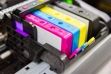 잉크 카트리지 또는 잉크젯 카트리지는 잉크젯 프린터의 구성 요소입니다 검은색에 대한 스톡 사진 및 기타 이미지 검은색 노랑 머리 Istock