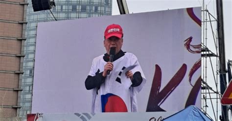 크레인 3대에 매단 저게 뭐야반탄집회에 괴물 스피커 등장