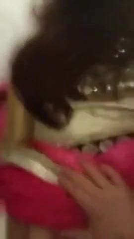 파티의 밤을 즐기는 빨간 사리 차림의 인도 소녀 xHamster