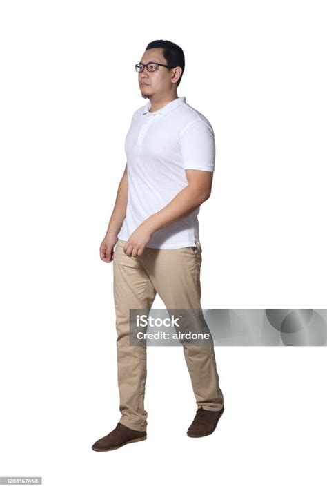 흰색 셔츠와 카키 청바지 를 입고 걷는 아시아 남자의 전체 길이 초상화 사이드 뷰 프로필 남자에 대한 스톡 사진 및 기타 이미지 남자 남자 사업가 남자들만 Istock