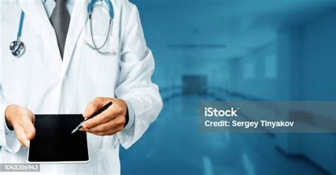클리닉에서 의사 질병 및 디지털 서명에 대 한 펜의 역사와 함께 그의 손에 디지털 태블릿에 보유 하고있다 의료 의학 개념 개념에 대한 스톡 사진 및 기타 이미지 Istock