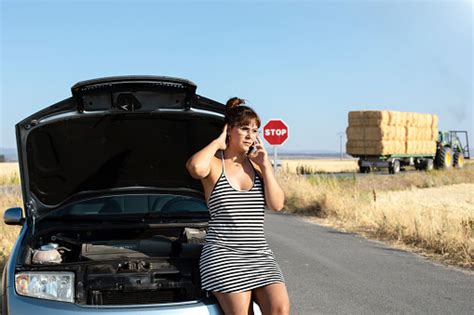 깨진 차 길가 보조원과 이야기하는 여성 운전자 도로에서 자동차 고장 고장난 차량에 대한 길가 지원의 도움을 요청하는 사람 긴급 개념에 대한 스톡 사진 및 기타 이미지