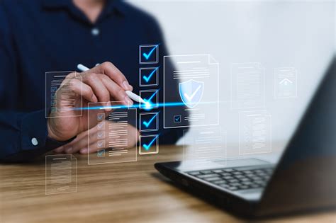 전자 문서 관리 개념 종이 없는 세상 상호 합의 Hr 문서 보험 및 부동산 계약을 빠르고 정확하며 안전한 디지털 기술을 가상 화면에서 제공합니다 개념에 대한 스톡 사진 및