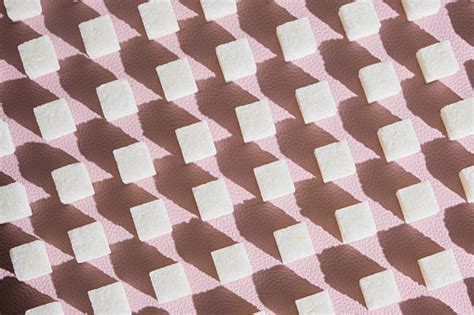 핑크 바탕에 정제 된 설탕입니다 Geometricshape에 달 콤 하 고 흰 설탕 큐브 하드 그림자입니다 개념에 대한 스톡