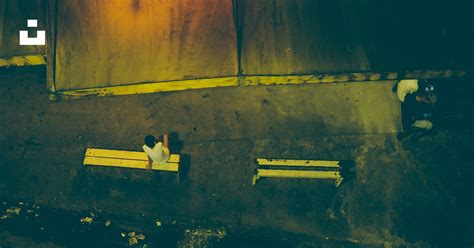 흰 셔츠와 검은 바지를 입은 남자가 나무 벤치에 누워 있습니다 사진 Unsplash의 무료 상파울루 이미지