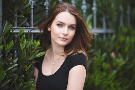 배경 화면 얼굴 여자들 초상화 긴 머리 잔디 사진술 드레스 녹색 유행 봄 사람 피부 수퍼 모델 꽃 소녀 아름다움 미소 눈 레이디 금발