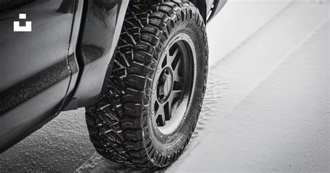 자동차 바퀴의 그레이스케일 사진 사진 Unsplash의 무료 타이어 이미지