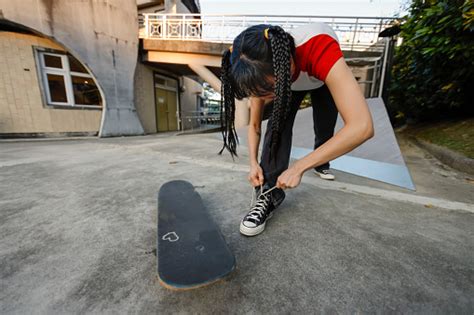 극단적 인 스케이트 보드에서 운동하기 전에 스트레칭하는 어린 소녀 스케이트보드 타기에 대한 스톡 사진 및 기타 이미지