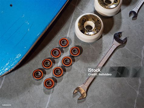 Top Down 렌치가 있는 줄지어 있는 스케이트보드 베어링과 바퀴의 클로즈업 보기 개체 그룹에 대한 스톡 사진 및 기타 이미지 개체 그룹 금속 깔끔한 Istock