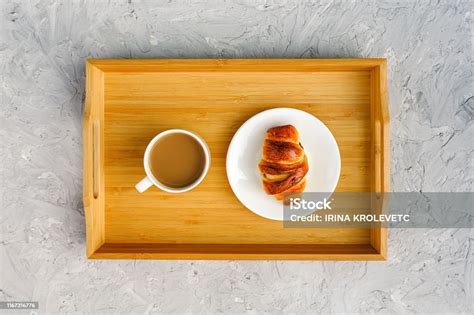 회색 석조 테이블에 나무 트레이에 우유와 갓 구운 크루아상 커피 한 잔 컨셉 굿모닝 탑 뷰 가정 생활에 대한 스톡 사진 및 기타 이미지 Istock