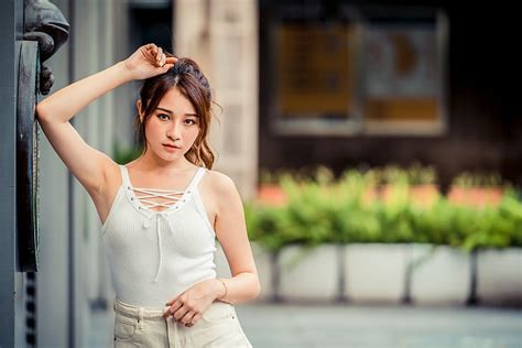 아시아 모델 긴 머리 갈색 머리 피사계 심도 흰 셔츠 화분 뷰어를보고 팔찌 겨드랑이 HD 배경 화면