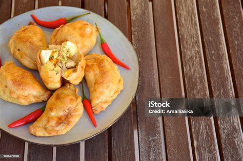 전통적인 인도네시아 짭짤한 간식 계란 당근 및 감자 가득 파스텔 0명에 대한 스톡 사진 및 기타 이미지 0명 감자 요리 당근 Istock