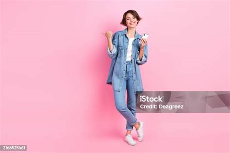 전체 길이 사진 달콤한 귀여운 여자 입고 있다 청바지 셔츠 통신 장치 엄지 손가락 빈 공간 외딴 분홍색 색깔 배경 25 29세에 대한 스톡 사진 및 기타 이미지 Istock