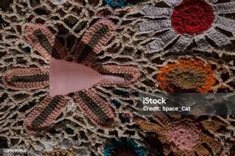 컬러풀한 니트 배경에 핑크 실리콘 생리컵 재사용 가능한 친환경 여성 위생 제품 제로 폐기물 지속 가능한 플라스틱 무료 라이프 스타일 0명에 대한 스톡 사진 및 기타 이미지