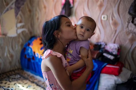 От къща на къща от семейство на семейство мобилен екип от социални работници подкрепят