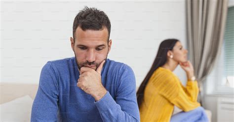 사람 관계의 어려움 갈등 및 가족 개념 집에서 말다툼을 하는 불행한 부부 집에서 말다툼을 하는 커플 절망을 표현하는 고민하는 여자 사진 Unsplash의