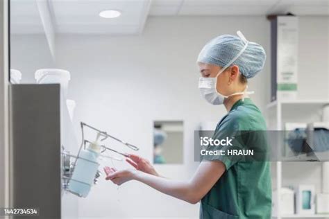 수술실에서 손 소독제를 사용하는 수술용 마스크와 모자를 쓴 여성 간호사 살균에 대한 스톡 사진 및 기타 이미지 살균 병원 손 세정제 Istock