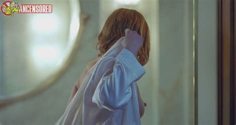 Голая Мила Йовович в Resident Evil