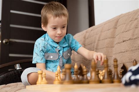 귀여운 백인 소년과 집에서 체스를 두는 소녀 아이들은 친구 자매 형제와 보드 게임을하는 체스 전략을 집중적으로 개발합니다 조기