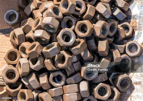 강철 너트입니다 볼트는 조임 너트 또는 설치할 미리 구멍을 필요로 하는 나사 그들의 스레드를 사용 하 여 자신의 유력 제공 너트는 나사 또는 볼트 체결에 사용 됩니다 0명에