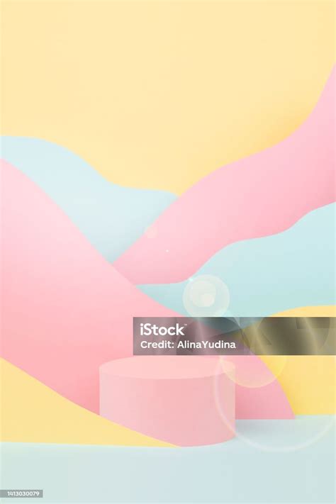 판타지 만화 추상 장면 모형 둥근 분홍색 연단 산 풍경 분홍색 노란색 민트 색상 태양 깜박임 수직 광고 프리젠 테이션 화장품 상품 광고를위한 템플릿 0명에 대한 스톡 사진