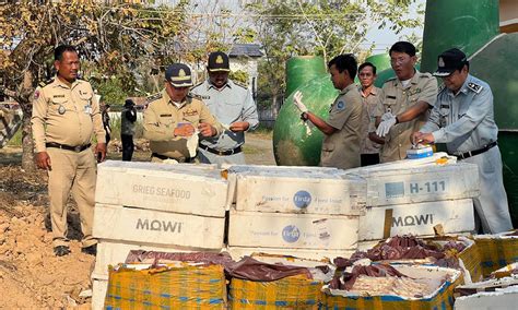 មន្រ្តីជំនាញខេត្តកំពង់ធំដុតបំផ្លាញជង្គង់មាន់បង្កក