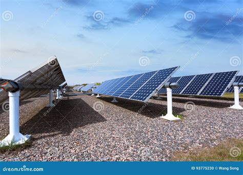 El Arreglo De Los Paneles Solares Foto De Archivo Imagen De