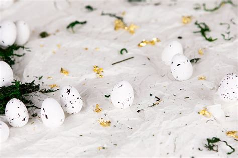 이끼와 황금 스크랩 구겨진 종이 배경에 부활절 달걀 부활절 장식 계절 배경입니다 0명에 대한 스톡 사진 및 기타 이미지 0명 4월 Holy Saturday Istock