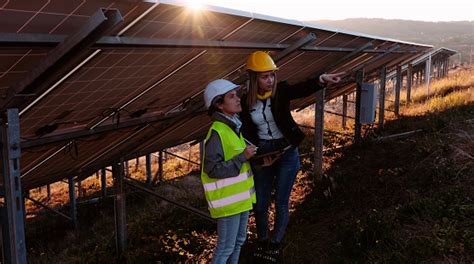 태양광 발전소에서 일하는 여성 엔지니어 팀워크 재생 가능 에너지 시스템 태양 도시 18 19세에 대한 스톡 사진 및 기타 이미지 18 19세 2명 35 39세