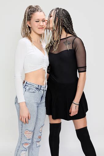 고립 된 배경에 스튜디오에서 포즈를 취하는 아프로 머리띠를 가진 두 명의 아름다운 자매 땋은 머리에 대한 스톡 사진 및 기타