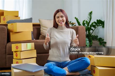 작은 신생 기업 아시아 여성 기업가의 초상화 성공적인 사업 운영에서 웃는 얼굴을 보여주는 중소기업 소유주 여자 사업가에 대한 스톡 사진 및 기타 이미지 Istock