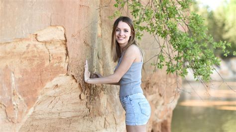 Девушка позирует у стены · 1920x1080 Full Hd бесплатная фотография от Photomonstr картинки и