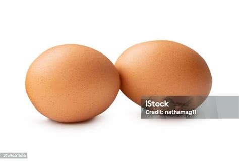 클리핑 경로가 있는 흰색 배경에 고립된 두 개의 갈색 닭 달걀의 측면 모습 달걀에 대한 스톡 사진 및 기타 이미지 달걀