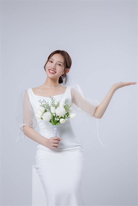 드레스를 입고 웨딩화보를 찍는 20대 여성의 모습 유토이미지 상세페이지 베이직샵 사진 22761554