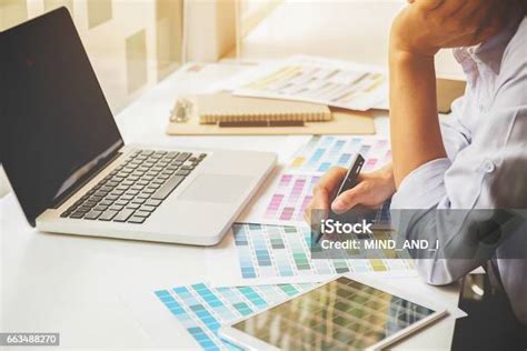 그래픽 디자인 및 색상 견본 그리고 책상에 펜 건축 작업 도구 및 액세서리 선택 초점 그리기 Cmyk에 대한 스톡 사진 및 기타 이미지 Istock