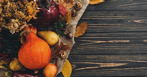 행복한 추수 감사절 개념입니다 호박의 아름다운 구성 화려한 잎 도토리 견과류 나무 소박한 테이블에 딸기 평평한 누워와