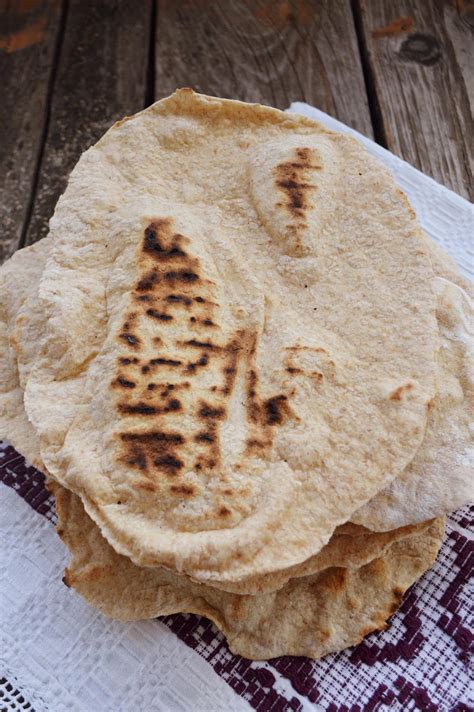 pe masa din bucatarie lipii la grătar