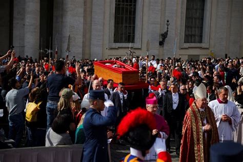 Започна поклонението пред тленните останки на папа Франциск На живо