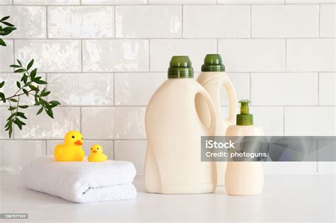 친환경 유기농 천연 베이비 세탁 세제와 비누 젤 병에는 녹색 잎 수건 노란 오리가 있는 욕실이 있습니다 아기 위생 제품 포장 디자인 브랜딩 세정제에 대한 스톡 사진 및 기타