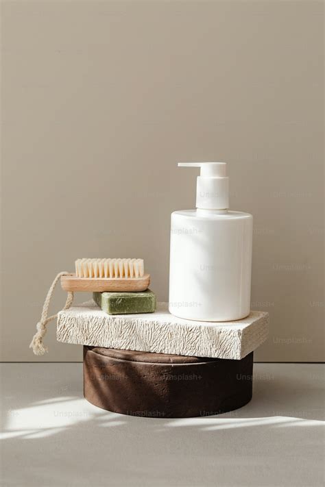 나무 스탠드 위에 앉아있는 비누 디스펜서 사진 Unsplash의 바디 로션 이미지