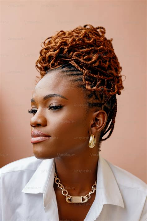 흰 셔츠와 금 목걸이를 한 여자 사진 Unsplash의 모델 이미지