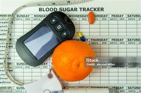 펜으로 채혈 장치로 혈당 수준을 측정하는 의료 장비 당뇨병 환자의 혈당 수치 테스트 오렌지 고혈당 수치를 낮추는 음식 개체 그룹에 대한 스톡 사진 및 기타 이미지 Istock